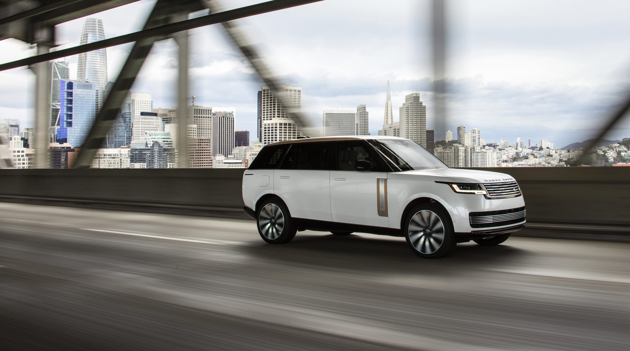 Jaguar Land Rover continúa pavimentando su camino a la electrificación ...