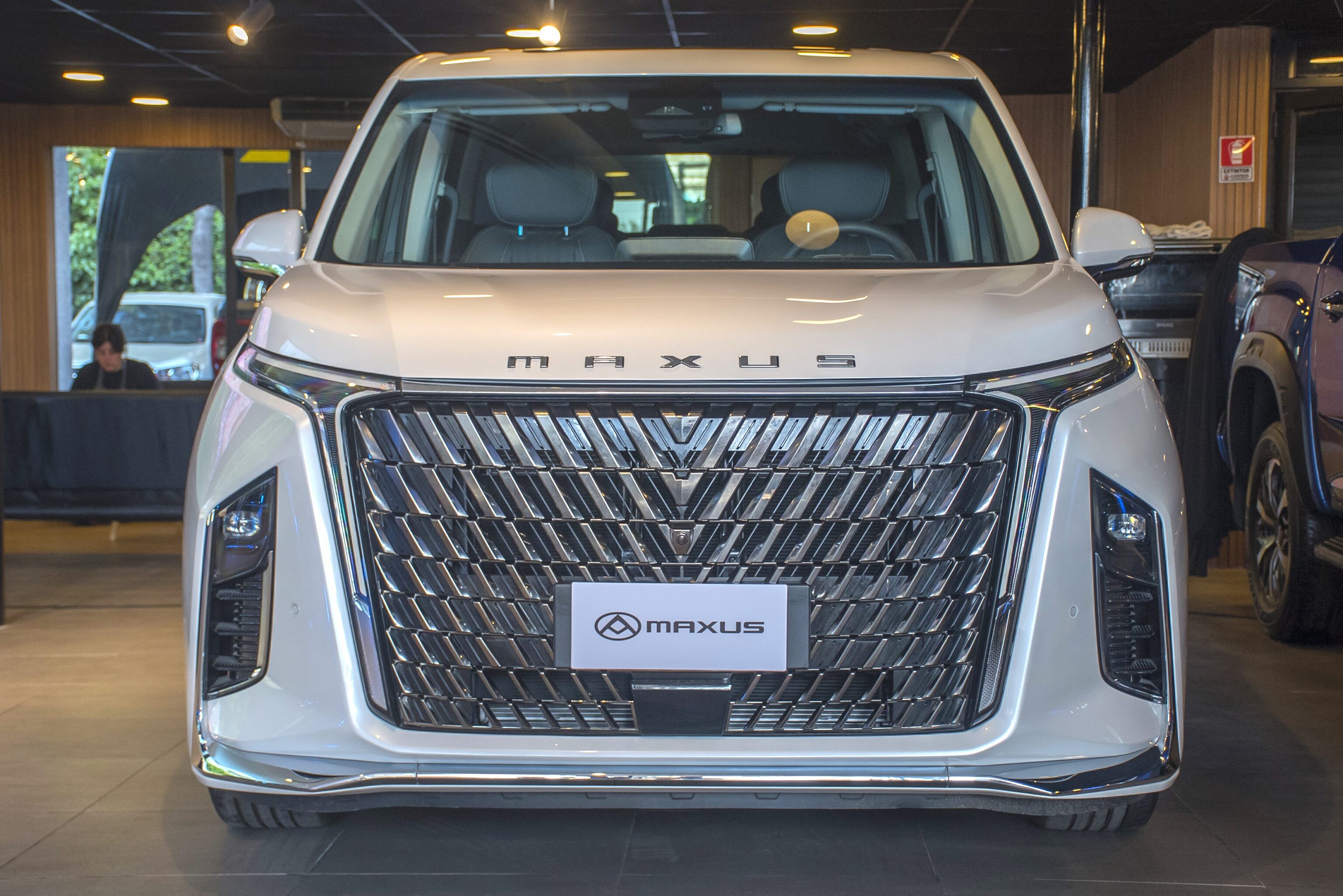 Maxus estrena la van G90 en la inauguración de su primer showroom ...