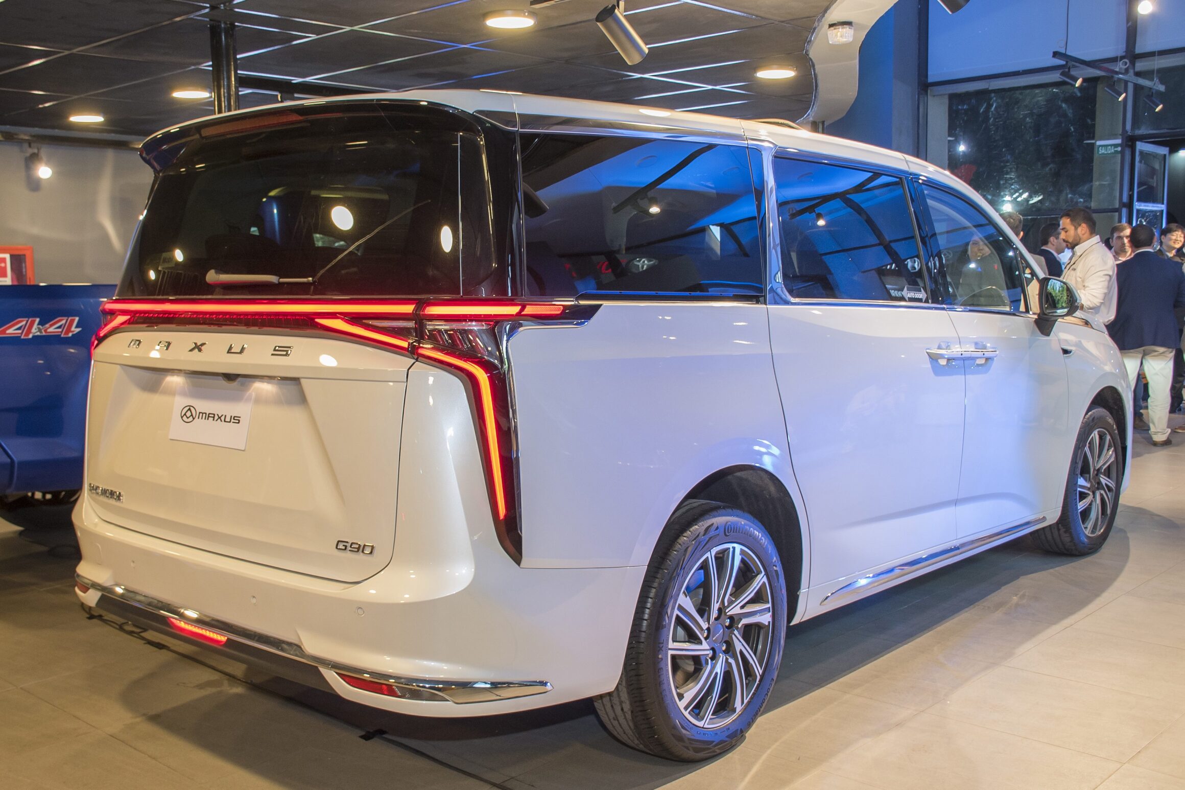 Maxus estrena la van G90 en la inauguración de su primer showroom ...