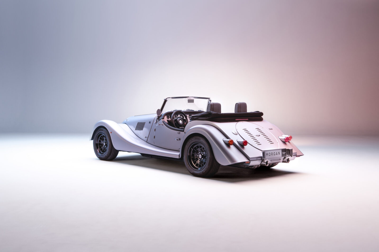 La belleza atemporal del Morgan Plus Four llega a Chile - +Motor Chile